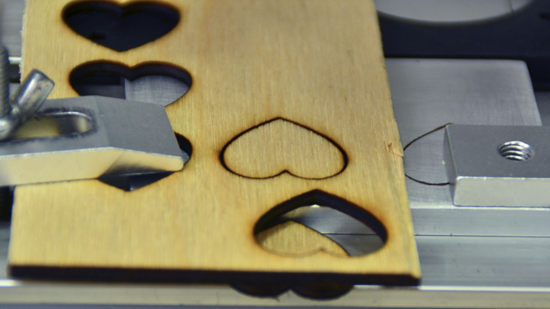 Making an Outline Drawing on an Aluminum Surface - EnduranceLasers